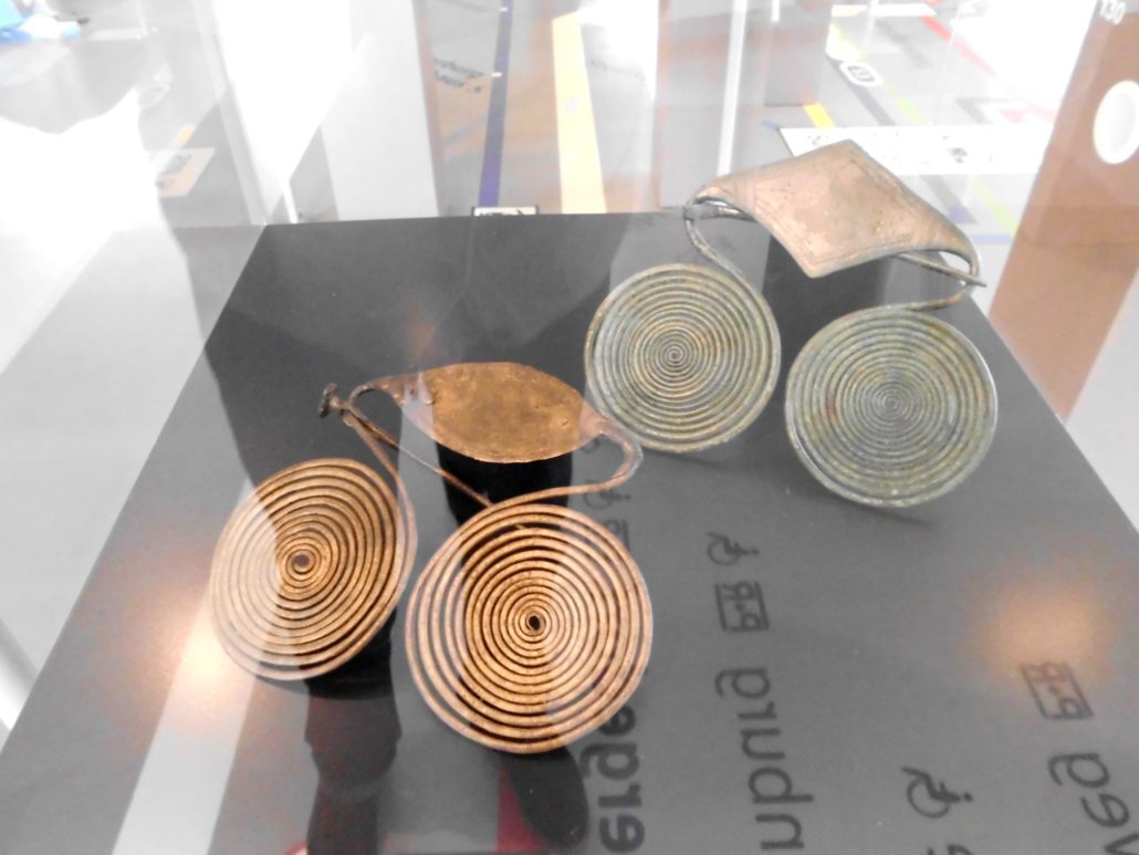 Feuerstein, Pyrit (Katzengold) und Zunder = erst Funken und dann Feuer ...