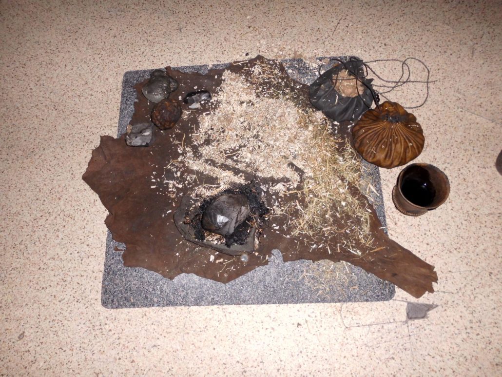 Feuerstein, Pyrit (Katzengold) und Zunder = erst Funken und dann Feuer ...